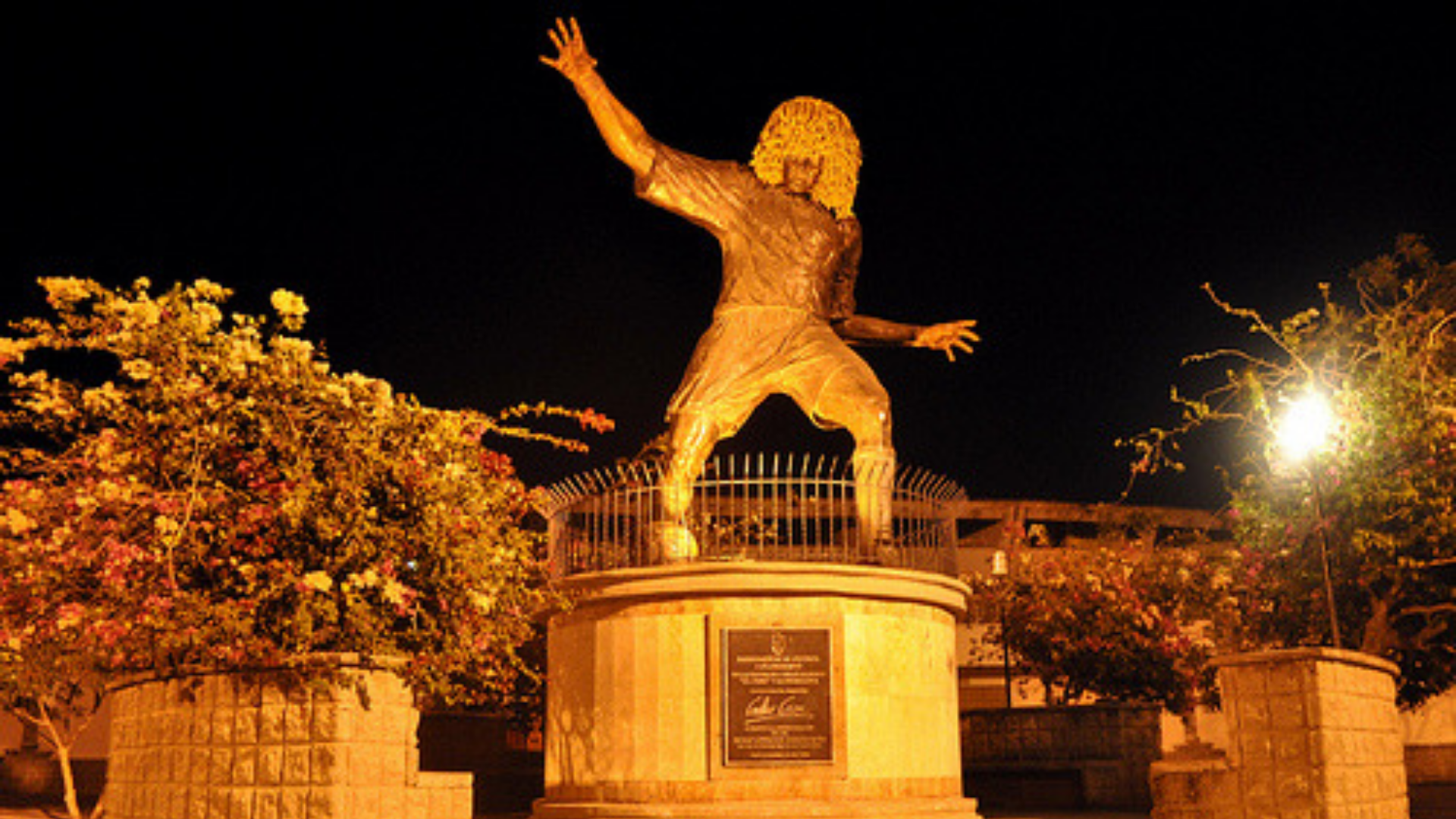 Sensational Night City Tour Chiva Rumbera 2025